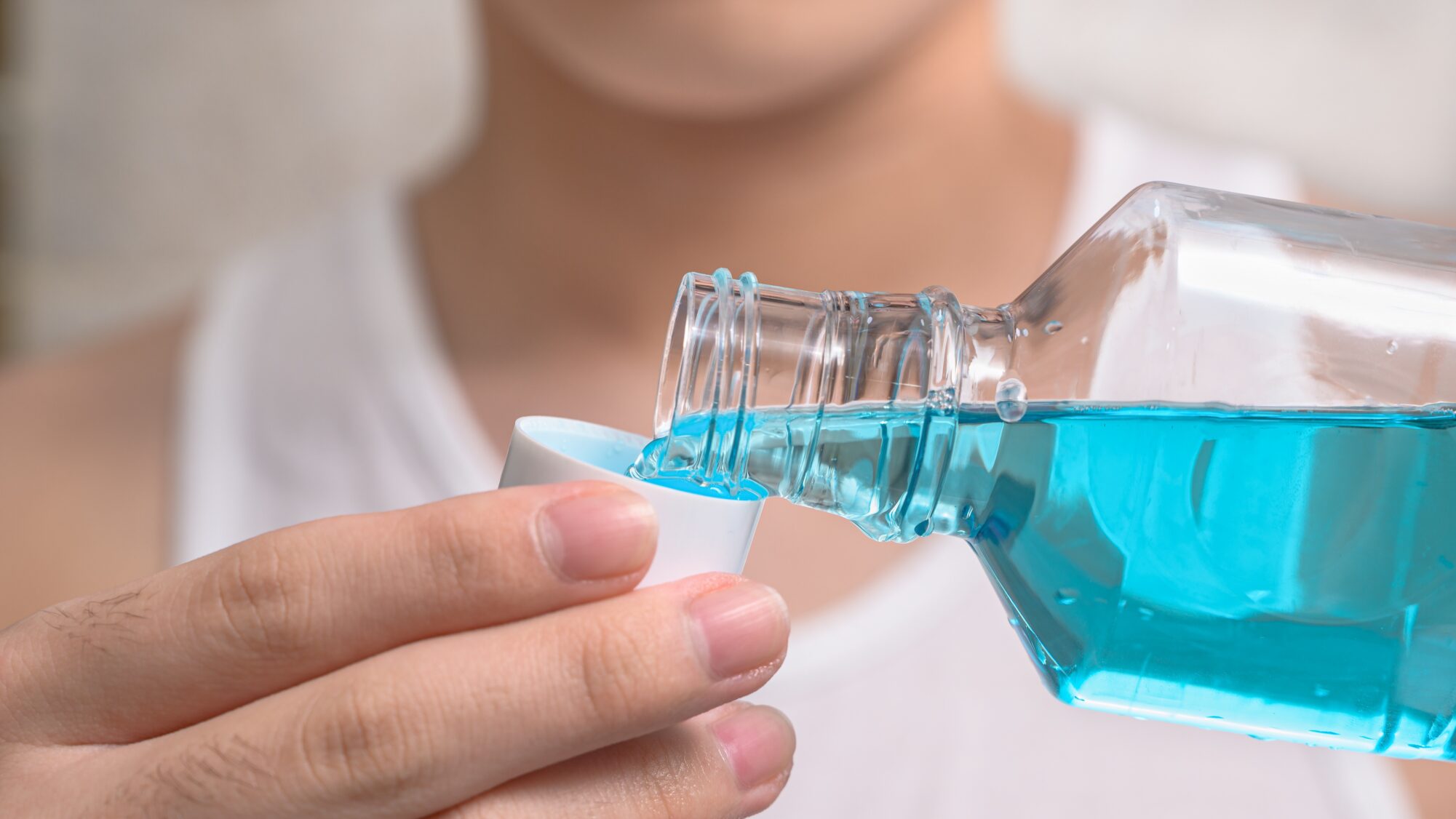 ¿Los colutorios manchan los dientes? Tratamientos y prevención